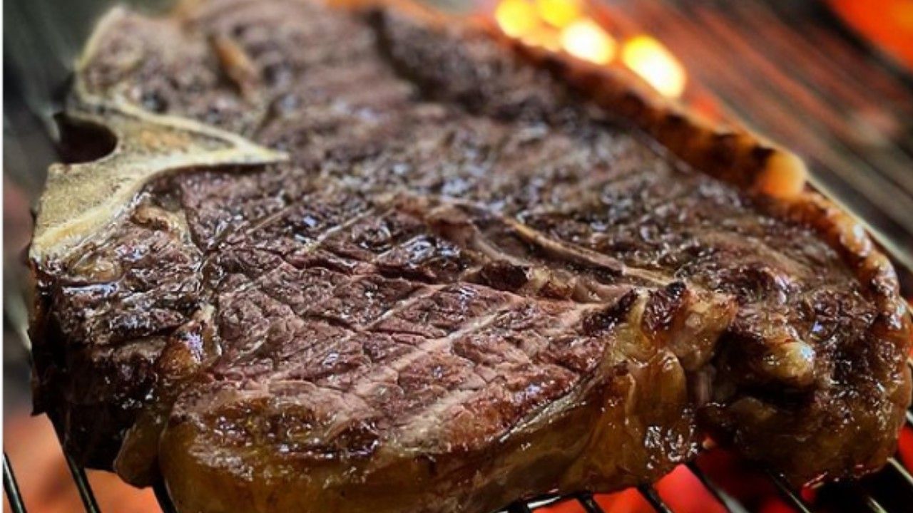 Luxusní T-bone steak na ohni s těstovinovým salátem a chimmichurri ...